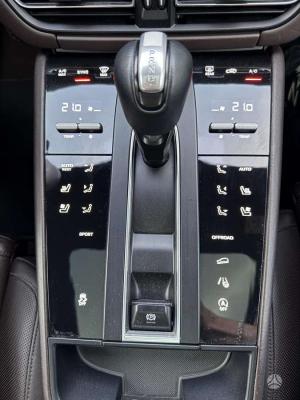 Grey Porsche Macan 2020 in Kaunas, with an engine capacity of 1.98 L and mileage of 78 thousand km for 41500 €, photo 12 on AUTOMOTO.COM.LV