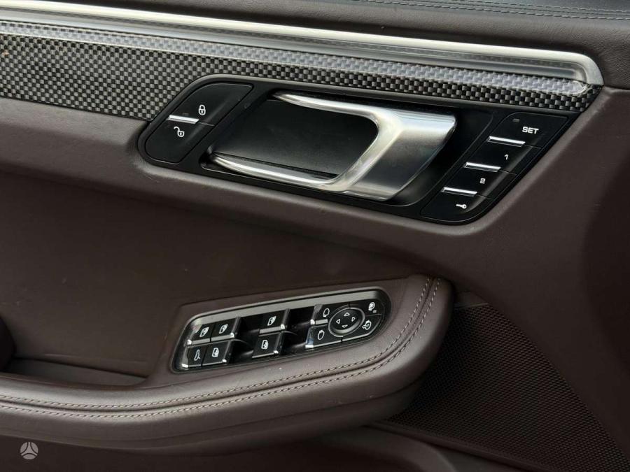 Grey Porsche Macan 2020 in Kaunas, with an engine capacity of 1.98 L and mileage of 78 thousand km for 41500 €, photo 16 on AUTOMOTO.COM.LV