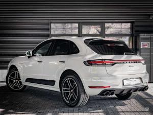 Grey Porsche Macan 2020 in Klaipeda, with an engine capacity of 1.98 L and mileage of 57 thousand km for 45911 €, photo 4 on AUTOMOTO.COM.LV