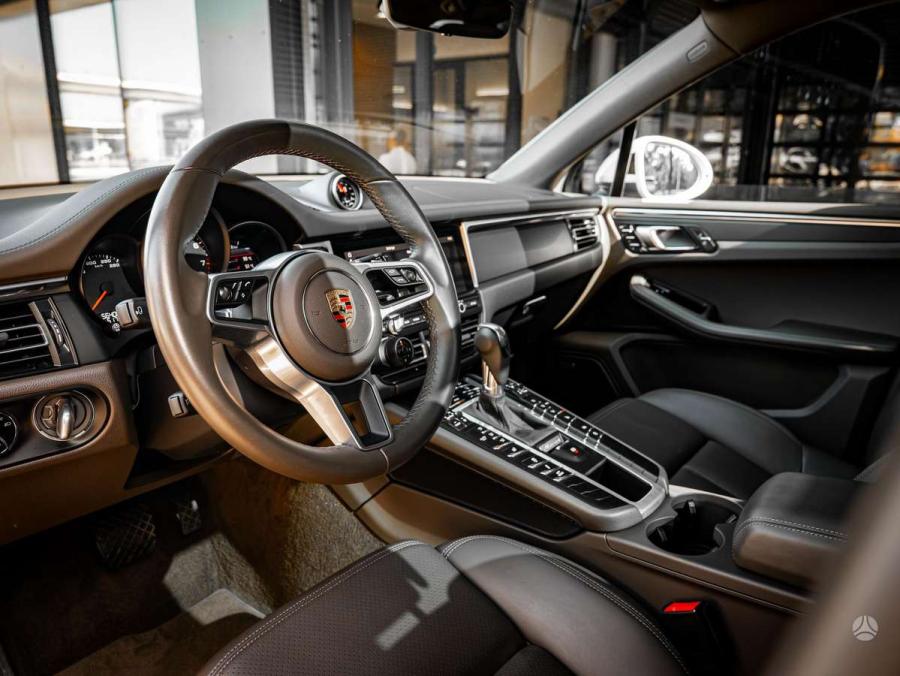 Grey Porsche Macan 2020 in Klaipeda, with an engine capacity of 1.98 L and mileage of 57 thousand km for 45911 €, photo 22 on AUTOMOTO.COM.LV