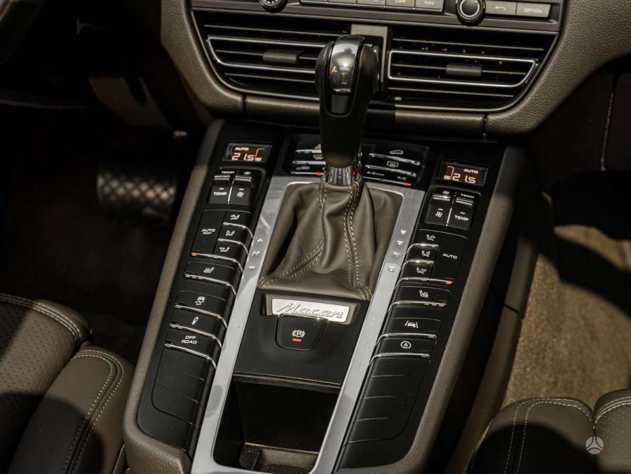 Grey Porsche Macan 2020 in Klaipeda, with an engine capacity of 1.98 L and mileage of 57 thousand km for 45911 €, photo 26 on AUTOMOTO.COM.LV