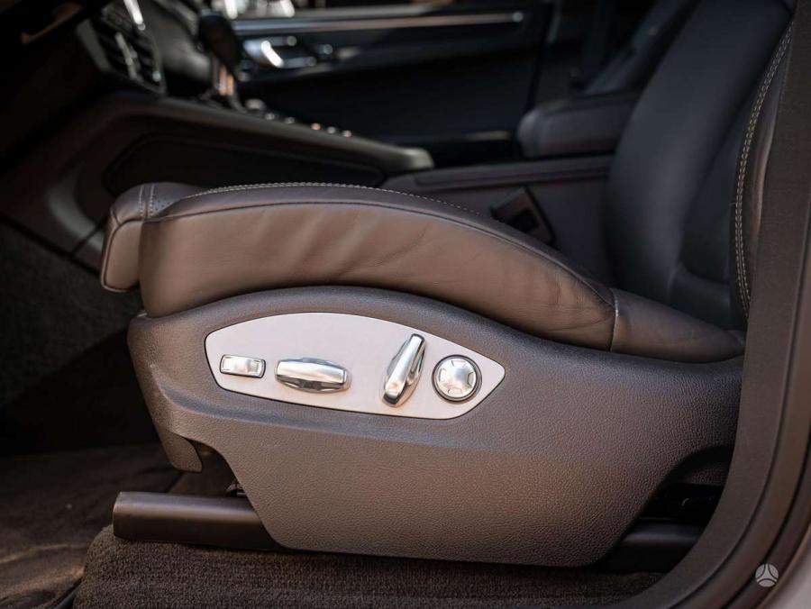 Grey Porsche Macan 2020 in Klaipeda, with an engine capacity of 1.98 L and mileage of 57 thousand km for 45911 €, photo 30 on AUTOMOTO.COM.LV