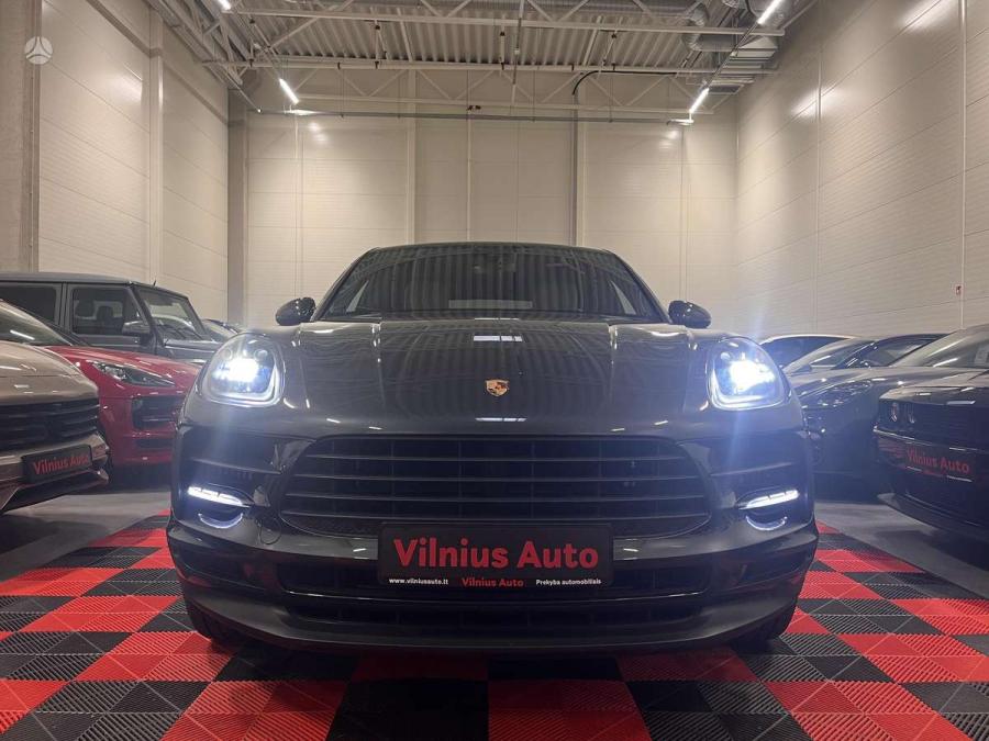 Grey Porsche Macan 2021 in Vilnius, with an engine capacity of 3.00 L and mileage of 12 thousand km for 39990 €, photo 3 on AUTOMOTO.COM.LV