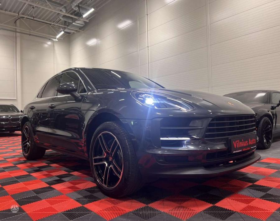Grey Porsche Macan 2021 in Vilnius, with an engine capacity of 3.00 L and mileage of 12 thousand km for 39990 €, photo 4 on AUTOMOTO.COM.LV