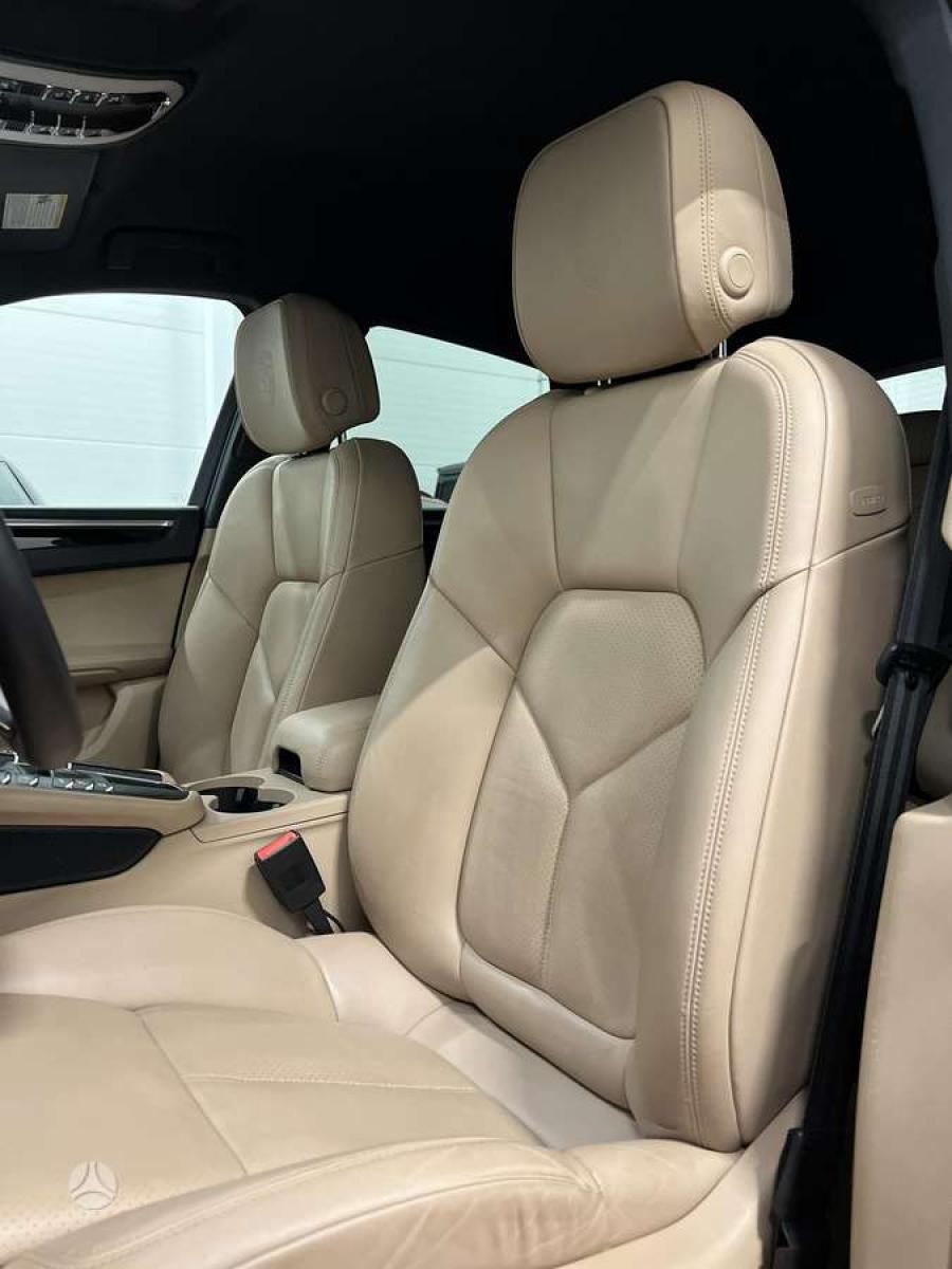 Grey Porsche Macan 2021 in Vilnius, with an engine capacity of 3.00 L and mileage of 12 thousand km for 39990 €, photo 16 on AUTOMOTO.COM.LV