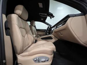 Grey Porsche Macan 2021 in Vilnius, with an engine capacity of 3.00 L and mileage of 12 thousand km for 39990 €, photo 17 on AUTOMOTO.COM.LV