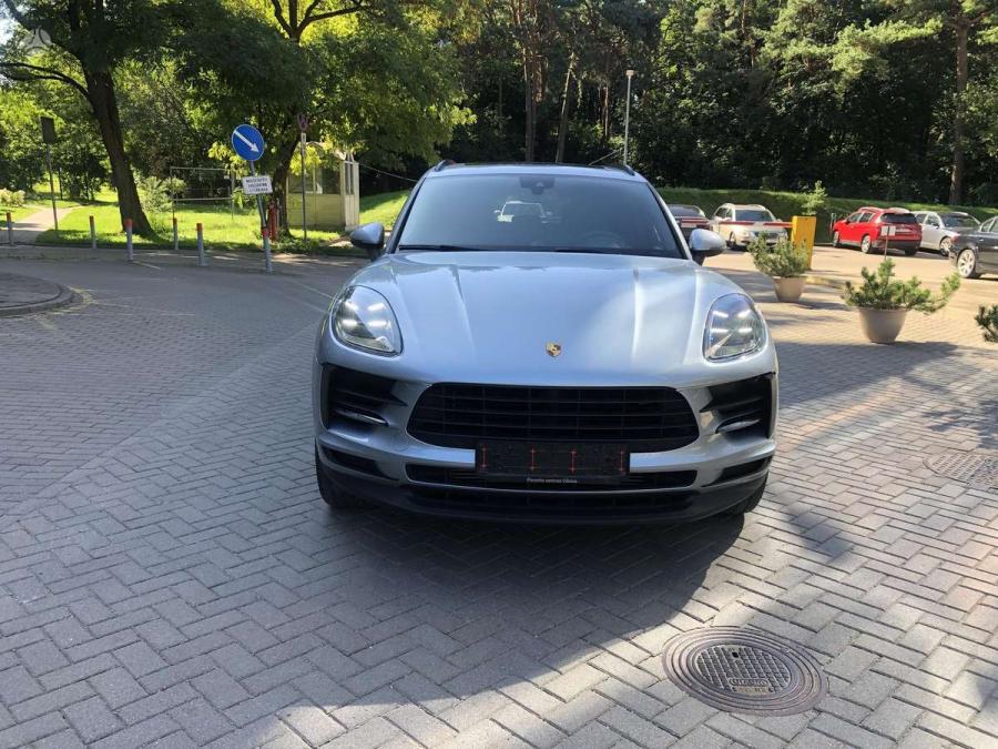 Grey Porsche Macan 2021 in Vilnius, with an engine capacity of 1.98 L and mileage of 139 thousand km for 42600 €, photo 3 on AUTOMOTO.COM.LV