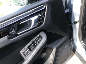 Grey Porsche Macan 2021 in Vilnius, with an engine capacity of 1.98 L and mileage of 139 thousand km for 42600 €, photo 12 on AUTOMOTO.COM.LV