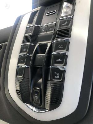 Grey Porsche Macan 2021 in Vilnius, with an engine capacity of 1.98 L and mileage of 139 thousand km for 42600 €, photo 14 on AUTOMOTO.COM.LV