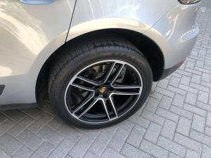 Grey Porsche Macan 2021 in Vilnius, with an engine capacity of 1.98 L and mileage of 139 thousand km for 42600 €, photo 17 on AUTOMOTO.COM.LV