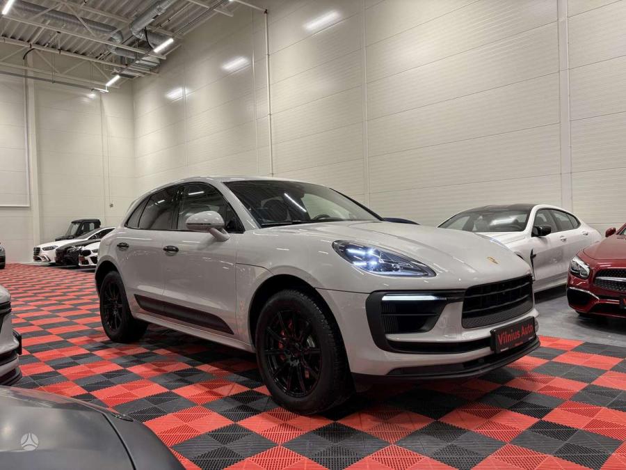 Grey Porsche Macan 2022 in Vilnius, with an engine capacity of 2.93 L and mileage of 18 thousand km for 60990 €, photo 3 on AUTOMOTO.COM.LV