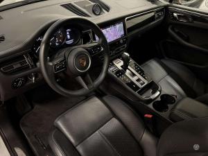 Grey Porsche Macan 2022 in Vilnius, with an engine capacity of 2.93 L and mileage of 18 thousand km for 60990 €, photo 11 on AUTOMOTO.COM.LV