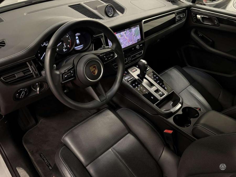 Grey Porsche Macan 2022 in Vilnius, with an engine capacity of 2.93 L and mileage of 18 thousand km for 60990 €, photo 11 on AUTOMOTO.COM.LV
