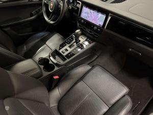 Grey Porsche Macan 2022 in Vilnius, with an engine capacity of 2.93 L and mileage of 18 thousand km for 60990 €, photo 16 on AUTOMOTO.COM.LV
