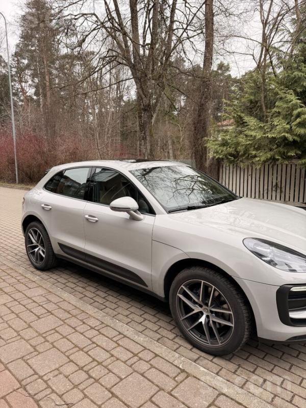 Grey Porsche Macan 2022 in Riga, with an engine capacity of 2.00 L and mileage of 72 thousand km for 49500 €, photo 4 on AUTOMOTO.COM.LV