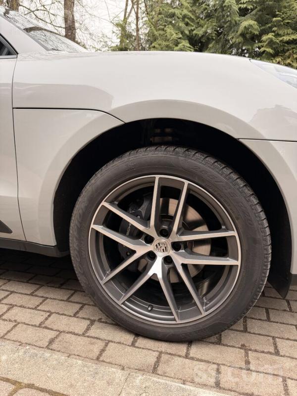 Grey Porsche Macan 2022 in Riga, with an engine capacity of 2.00 L and mileage of 72 thousand km for 49500 €, photo 5 on AUTOMOTO.COM.LV