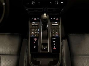 Pelēks Porsche Macan 2022 Viļņa, ar dzinēja tilpumu 2.93 L un nobraukumu 18 tūkst. km par 54900 €, foto 23 vietnē AUTOMOTO.COM.LV