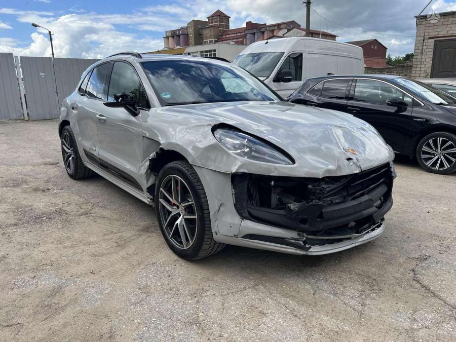 Grey Porsche Macan 2023 in Kaunas, with an engine capacity of 2.89 L and mileage of 56 thousand km for 39900 €, photo 3 on AUTOMOTO.COM.LV