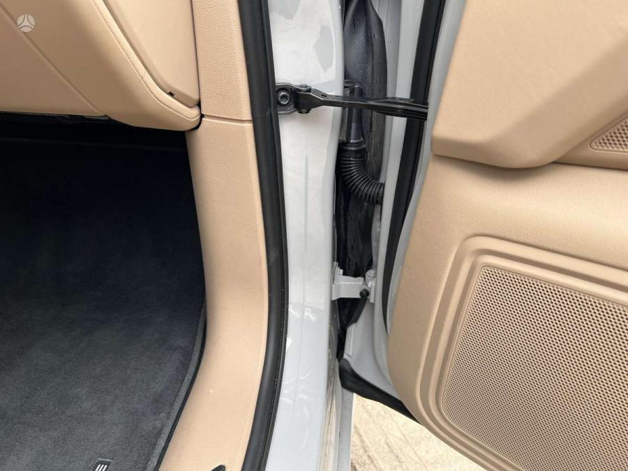 Grey Porsche Macan 2023 in Kaunas, with an engine capacity of 2.89 L and mileage of 56 thousand km for 39900 €, photo 13 on AUTOMOTO.COM.LV