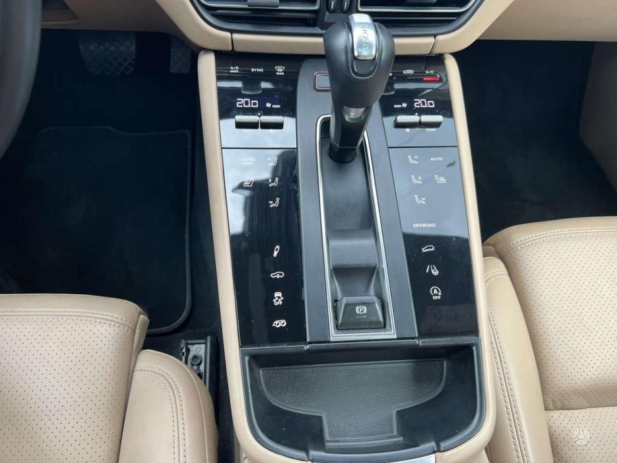 Grey Porsche Macan 2023 in Kaunas, with an engine capacity of 2.89 L and mileage of 56 thousand km for 39900 €, photo 30 on AUTOMOTO.COM.LV