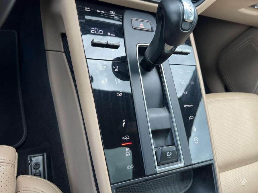 Grey Porsche Macan 2023 in Kaunas, with an engine capacity of 2.89 L and mileage of 56 thousand km for 39900 €, photo 31 on AUTOMOTO.COM.LV