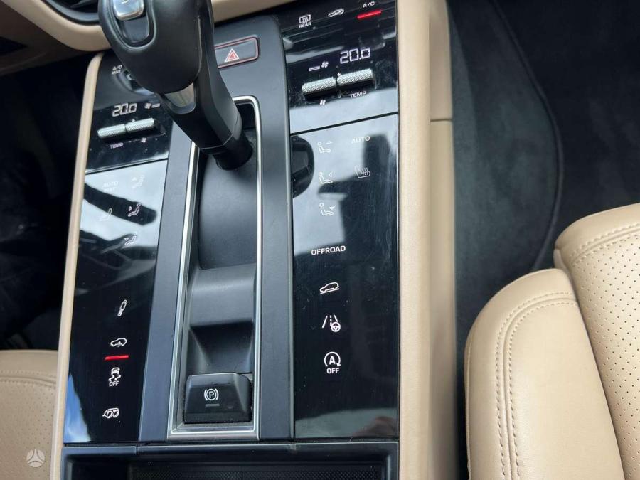 Grey Porsche Macan 2023 in Kaunas, with an engine capacity of 2.89 L and mileage of 56 thousand km for 39900 €, photo 32 on AUTOMOTO.COM.LV