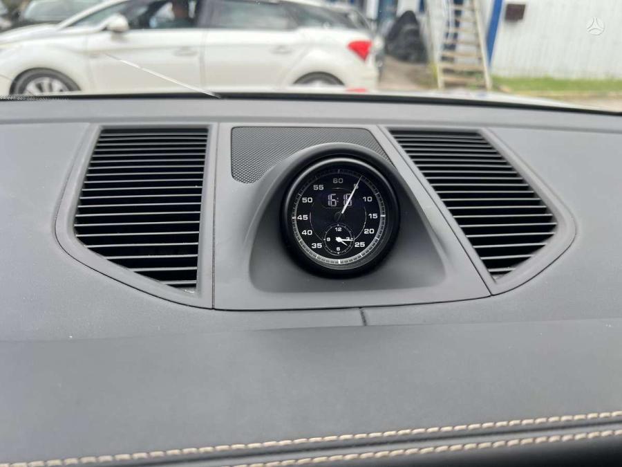 Grey Porsche Macan 2023 in Kaunas, with an engine capacity of 2.89 L and mileage of 56 thousand km for 39900 €, photo 36 on AUTOMOTO.COM.LV