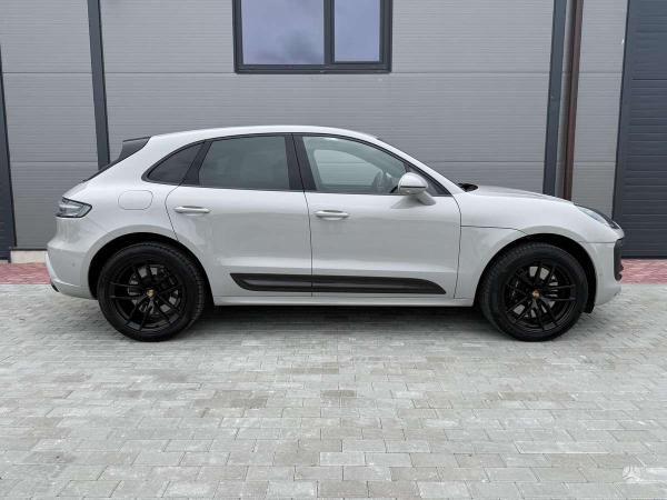 Grey Porsche Macan 2023 in Kaunas, with an engine capacity of 2.89 L and mileage of 76 thousand km for 68490 €, photo 3 on AUTOMOTO.COM.LV