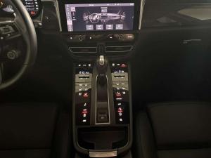 Grey Porsche Macan 2023 in Kaunas, with an engine capacity of 2.89 L and mileage of 76 thousand km for 68490 €, photo 12 on AUTOMOTO.COM.LV