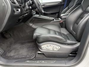 Grey Porsche Macan 2023 in Kaunas, with an engine capacity of 2.89 L and mileage of 76 thousand km for 68490 €, photo 13 on AUTOMOTO.COM.LV