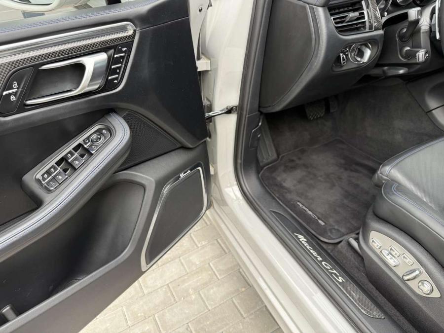 Grey Porsche Macan 2023 in Kaunas, with an engine capacity of 2.89 L and mileage of 76 thousand km for 68490 €, photo 17 on AUTOMOTO.COM.LV