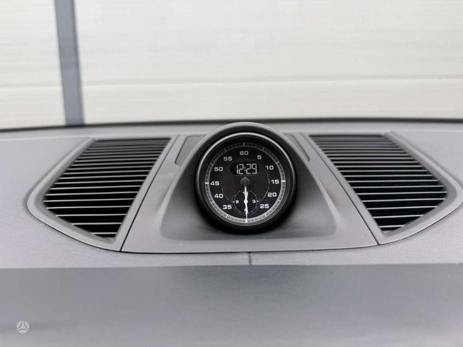 Grey Porsche Macan 2023 in Kaunas, with an engine capacity of 2.89 L and mileage of 76 thousand km for 68490 €, photo 20 on AUTOMOTO.COM.LV