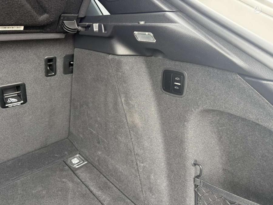 Grey Porsche Macan 2023 in Kaunas, with an engine capacity of 2.89 L and mileage of 76 thousand km for 68490 €, photo 25 on AUTOMOTO.COM.LV