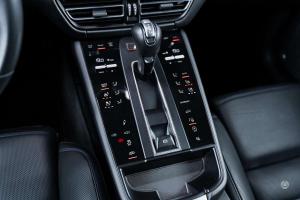 Grey Porsche Macan 2023 in Vilnius, with an engine capacity of 2.99 L and mileage of 76 thousand km for 72000 €, photo 24 on AUTOMOTO.COM.LV