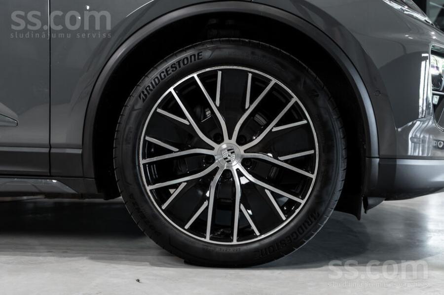 Grey Porsche Macan 2025 in Riga, with an engine capacity of 3.00 L and mileage of 8 thousand km for 84700 €, photo 7 on AUTOMOTO.COM.LV