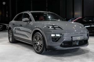Pelēks Porsche Macan 2025 Rīga, ar dzinēja tilpumu 0.00 L un nobraukumu 8 tūkst. km par 82280 €, foto  vietnē AUTOMOTO.COM.LV