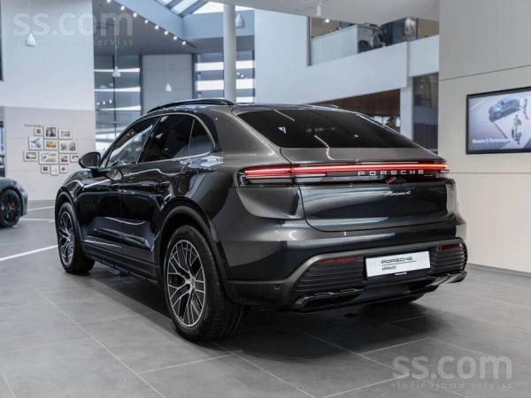 Pelēks Porsche Macan 2026 Rīga, ar dzinēja tilpumu 3.00 L un nobraukumu 14 tūkst. km par 89900 €, foto 3 vietnē AUTOMOTO.COM.LV