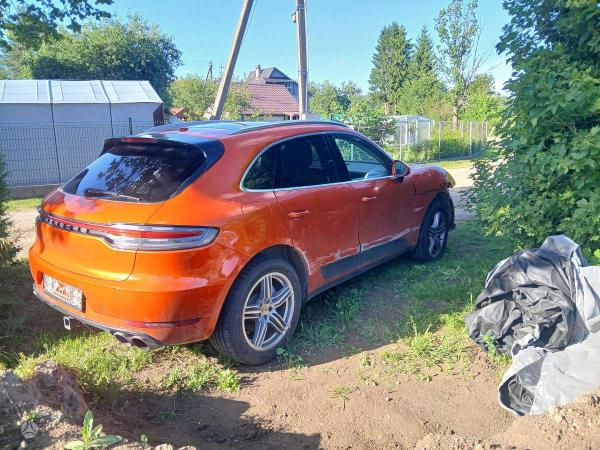 Orange Porsche Macan 2016 in Vilnius, with an engine capacity of 3.00 L and mileage of 134 thousand km for 10500 €, photo 5 on AUTOMOTO.COM.LV