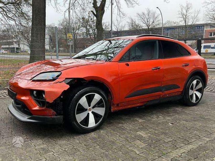 Orange Porsche Macan 2024 in Panevezys, with an engine capacity of 0.00 L and mileage of 41 thousand km for 52000 €, photo 6 on AUTOMOTO.COM.LV