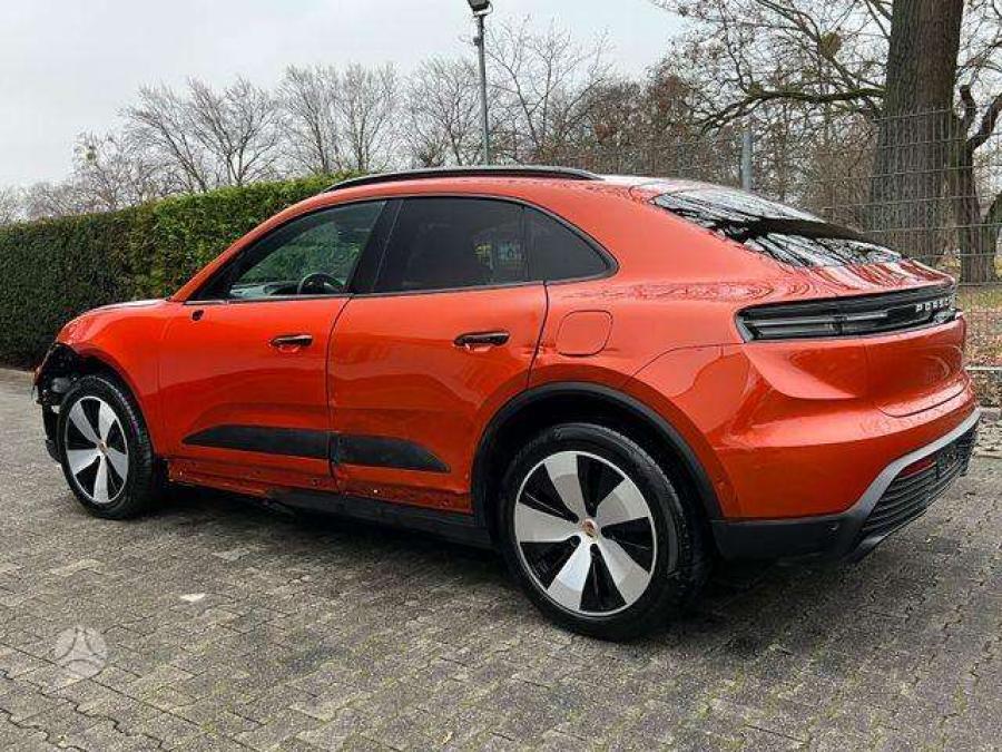 Orange Porsche Macan 2024 in Panevezys, with an engine capacity of 0.00 L and mileage of 41 thousand km for 52000 €, photo 10 on AUTOMOTO.COM.LV