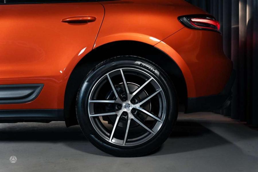 Orange Porsche Macan 2024 in Vilnius, with an engine capacity of 1.98 L and mileage of 10 thousand km for 51900 €, photo 9 on AUTOMOTO.COM.LV