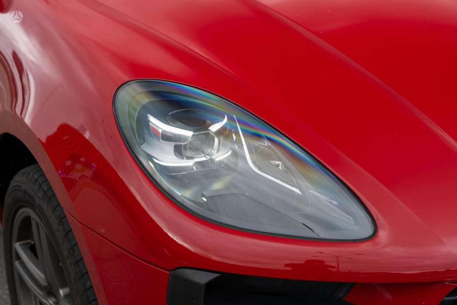 Red Porsche Macan 2019 in Vilnius, with an engine capacity of 1.98 L and mileage of 67 thousand km for 39950 €, photo 5 on AUTOMOTO.COM.LV