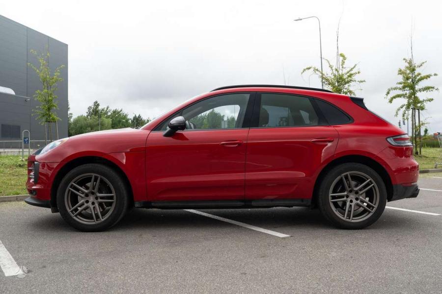 Red Porsche Macan 2019 in Vilnius, with an engine capacity of 1.98 L and mileage of 67 thousand km for 39950 €, photo 12 on AUTOMOTO.COM.LV