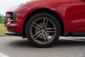 Red Porsche Macan 2019 in Vilnius, with an engine capacity of 1.98 L and mileage of 67 thousand km for 39950 €, photo 13 on AUTOMOTO.COM.LV
