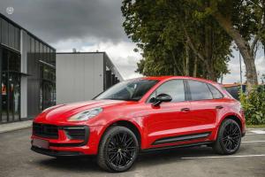 Sarkans Porsche Macan 2023 Kauņa, ar dzinēja tilpumu 1.98 L un nobraukumu 58 tūkst. km par 49999 €, foto  vietnē AUTOMOTO.COM.LV