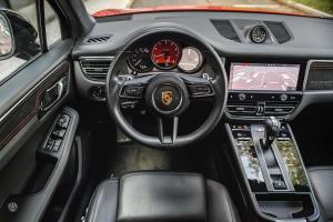 Sarkans Porsche Macan 2023 Kauņa, ar dzinēja tilpumu 1.98 L un nobraukumu 58 tūkst. km par 49999 €, foto 13 vietnē AUTOMOTO.COM.LV