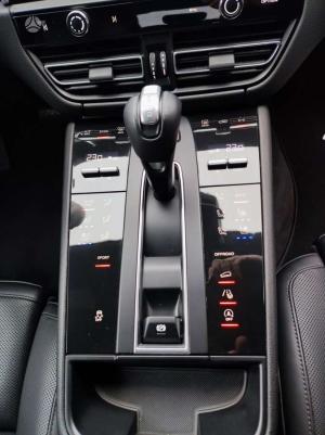 Sarkans Porsche Macan 2023 Klaipėda, ar dzinēja tilpumu 1.98 L un nobraukumu 14 tūkst. km par 45000 €, foto 19 vietnē AUTOMOTO.COM.LV