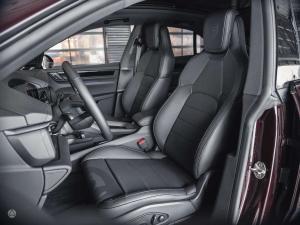 Sarkans Porsche Macan 2026 Viļņa, ar dzinēja tilpumu 0.00 L un nobraukumu 18 tūkst. km par 90917 €, foto 24 vietnē AUTOMOTO.COM.LV