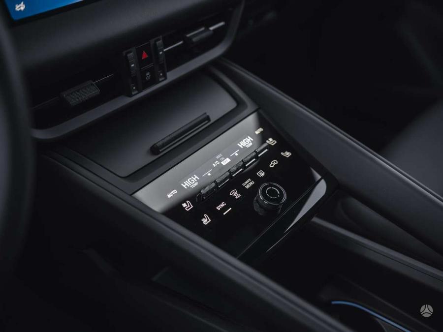 Sarkans Porsche Macan 2026 Viļņa, ar dzinēja tilpumu 0.00 L un nobraukumu 18 tūkst. km par 90917 €, foto 31 vietnē AUTOMOTO.COM.LV