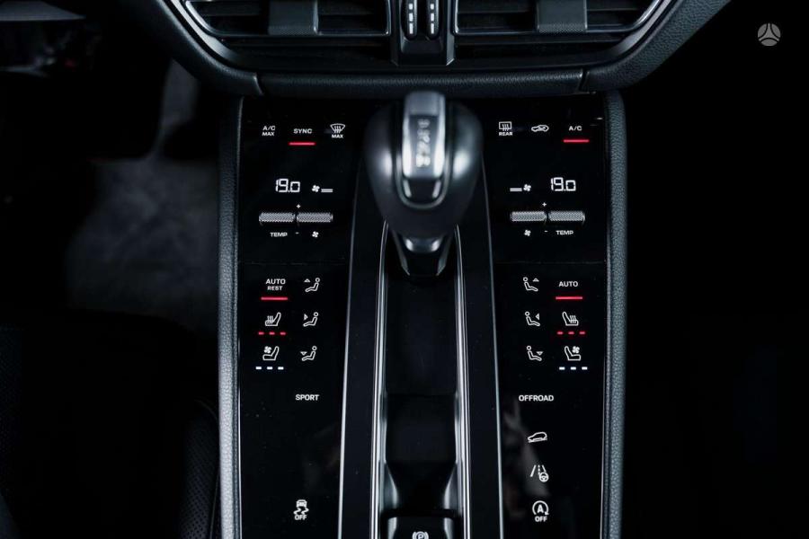 Violet Porsche Macan 2024 in Vilnius, with an engine capacity of 1.98 L and mileage of 30 thousand km for 52998 €, photo 30 on AUTOMOTO.COM.LV